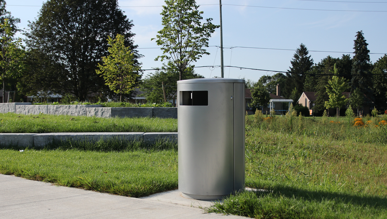 650 Trash Bin: Customizable Outdoor Design | Maglin